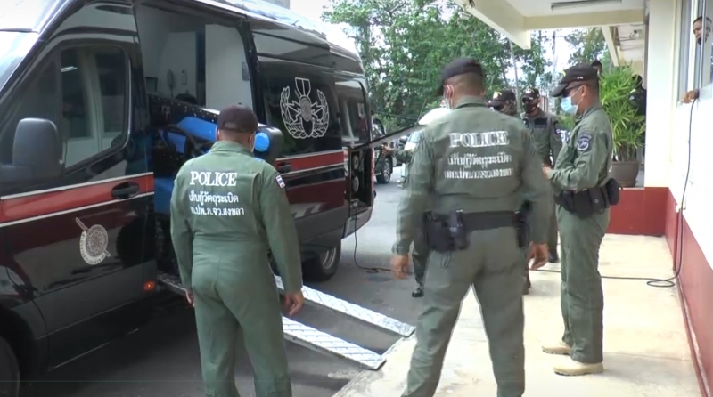 ปาดังเบซาร์ | วุ่นทั้งโรงพัก! หลังพบกระเป๋าต้องสงสัยวางอยู่ริมรั้วเหล็กภายในโรงพัก ...